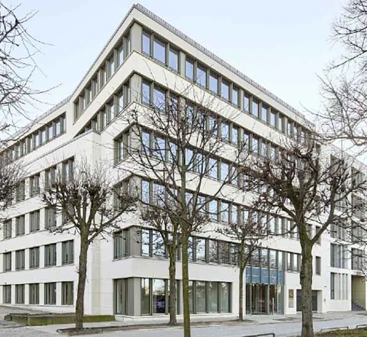 MACQUARIE and MAPFRE acquire prime hamburg office building